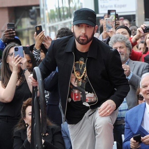 又一個 Stan？26 歲狂粉凌晨闖入阿姆豪宅中，沒偷任何東西「只想跟他本人說話」！ - JUKSY 街星