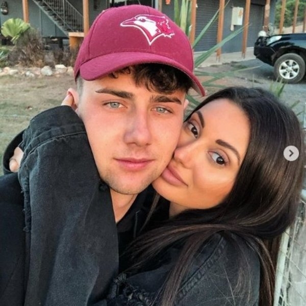 《慾罷不能》21 歲嫩男 Harry 向女友 Francesca 求婚成功，甜蜜宣告：「她說好！」 - JUKSY 街星