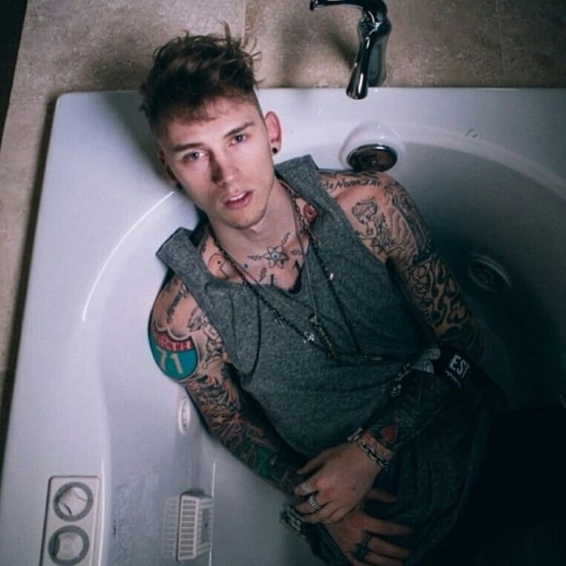 正港紋身狂魔！MGK 打赤膊秀滿身刺青上街，網友：滿到根本像穿了一件上衣！ JUKSY 街星