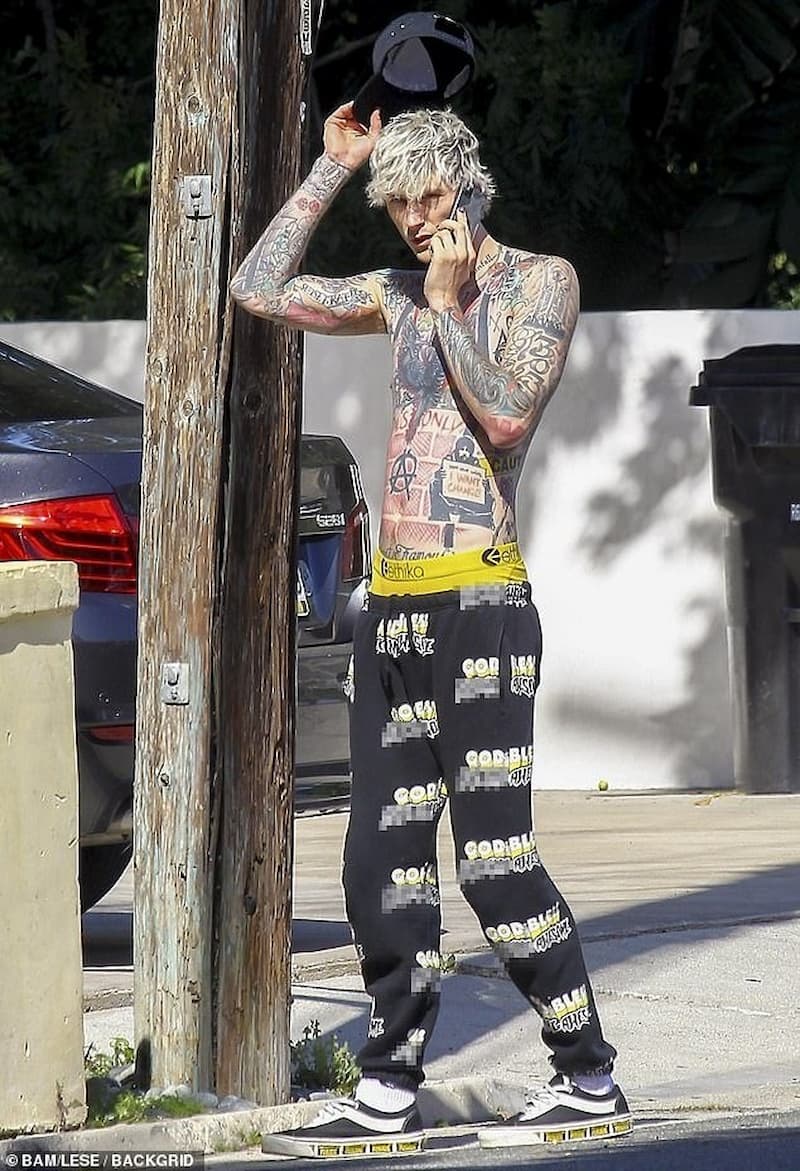 正港紋身狂魔！MGK 打赤膊秀滿身刺青上街，網友：滿到根本像穿了一件上衣！ JUKSY 街星