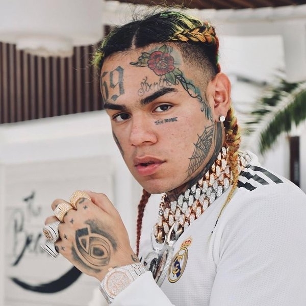 6ix9ine 和「超大管饒舌 OG」Akon 合作影片曝光～髮型惹議！ | JUKSY 街星