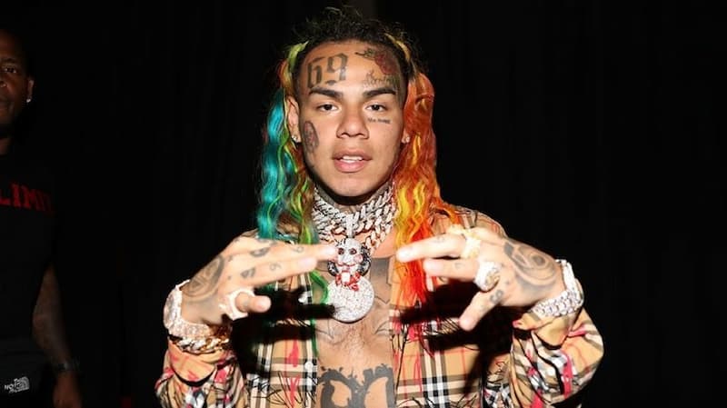 6ix9ine 從頭到腳「黏滿鈔票」炫富，有錢到不知道該往哪裡花！ JUKSY 街星