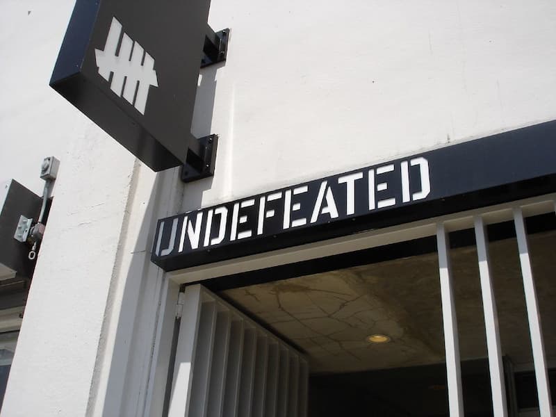 UNDEFEATED 潮牌界的「不敗王者」！這 5 點讓你秒懂：影響陳冠希最深的品牌、每聯名必成爆款⋯ JUKSY 街星