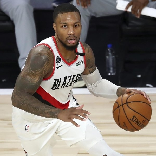 這什麼操作？Lillard「傳給對手」拿 2 分爽賺助攻，網友笑：PG 看到應該會想哭 - JUKSY 街星