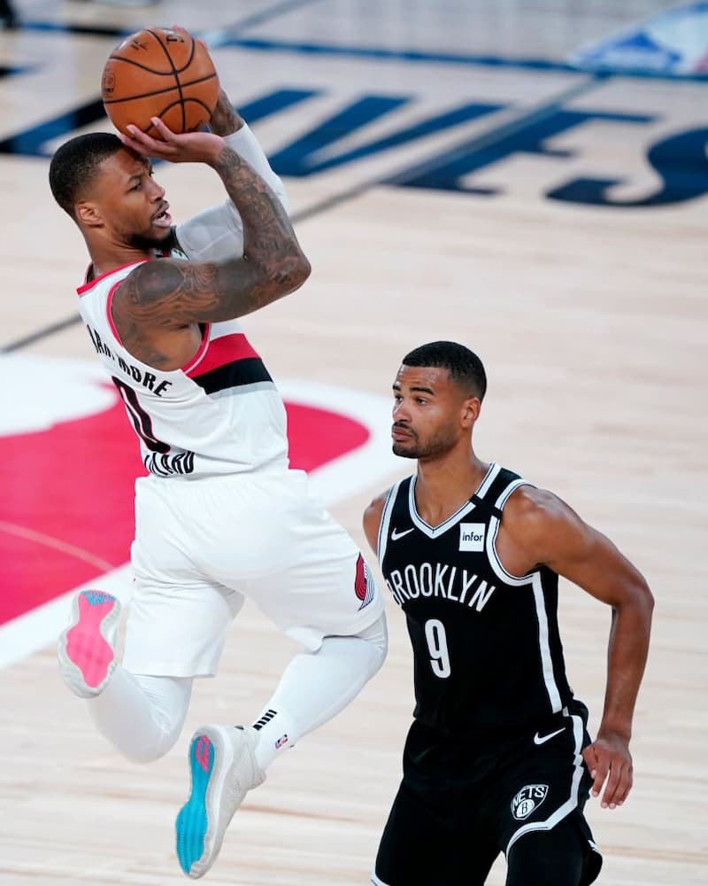 燃燒生命！Damian Lillard 再炸 42 分 12 助攻，率拓荒者 1 分險勝保住季後賽機會 JUKSY 街星