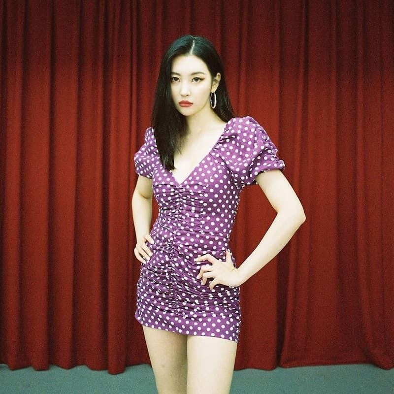 不要再腋下包了！渣女裙、墊肩 Tee⋯2020 年「洗版時尚單品」Top 10 出爐，你跟風跟對了嗎？ JUKSY 街星