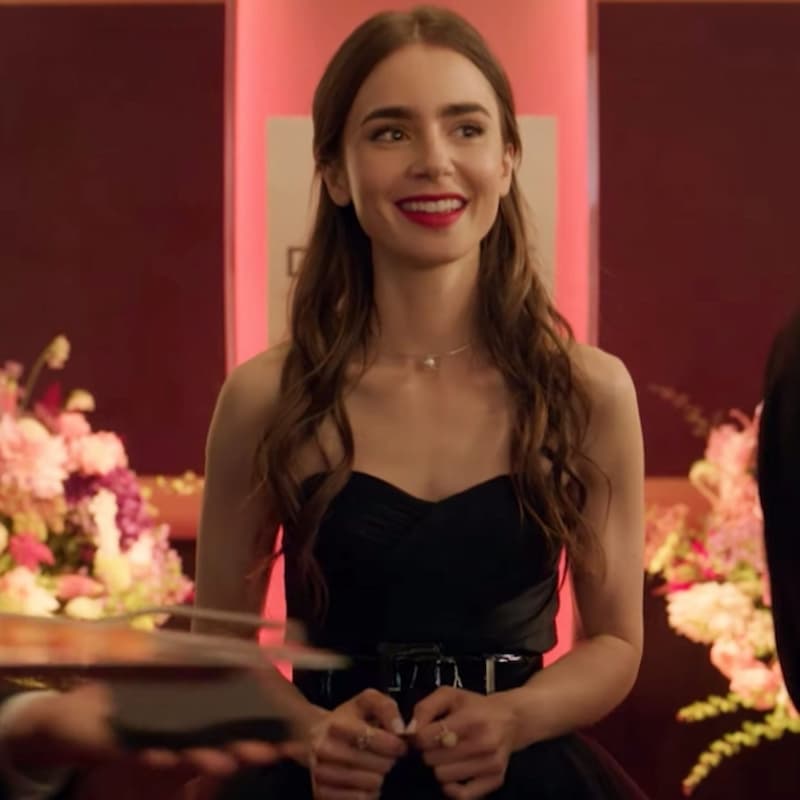 莉莉·柯林斯（Lily Collins）主演時尚喜劇影集《艾蜜莉在巴黎》（Emily in Paris）釋出預告片，百變造型仙氣十足 ...