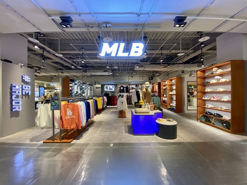 韓潮掃貨新地標！MLB Korea 五號店正式進軍台中，「Retro 新復古風潮」爆款新品讓泫雅、DAWN 都為之瘋狂！ JUKSY 街星