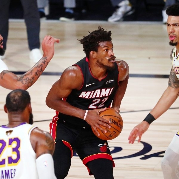 士官長發威！Jimmy Butler 狂轟 40 分超級大三元，熱火 11 分差擊潰湖人扳回一城 - JUKSY 街星