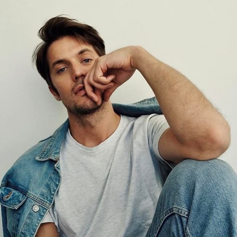 來看你新男友的美尻！Netflix 浪漫愛情喜劇《艾蜜莉在巴黎》（Emily in Paris）天菜主廚 Lucas Bravo「撩人屁照」曝光：這裡也太嬌嫩了吧？ JUKSY 街星