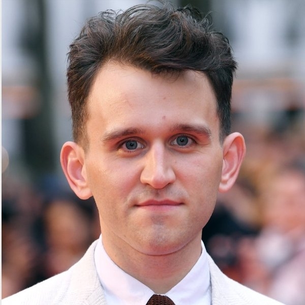 哈利波特「達力」變癡情男！《后翼棄兵》Harry Melling 與安雅泰勒喬伊「最大和最小眼距」配對！ - JUKSY 街星