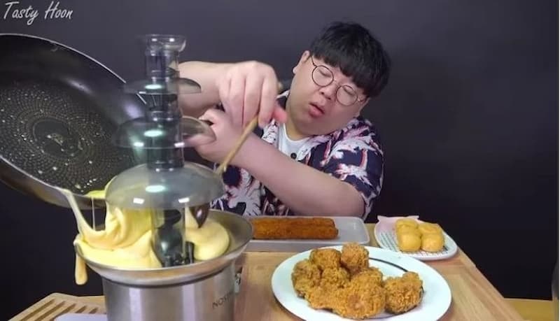 第一次看到人類被起司毆打！韓國吃播網紅「自製起司噴泉」發生搞笑意外爆紅！ JUKSY 街星