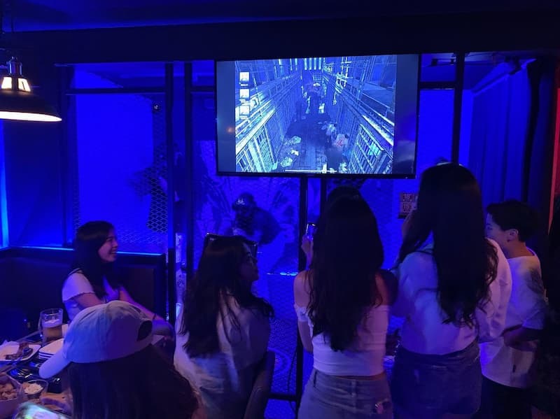 瘦子新開的店「WHEE！下來玩」底加！台北 3 間有意思的酷酒吧推薦，互動式劇場、室內高爾夫、VR 射擊讓你徹底大解放～ JUKSY 街星