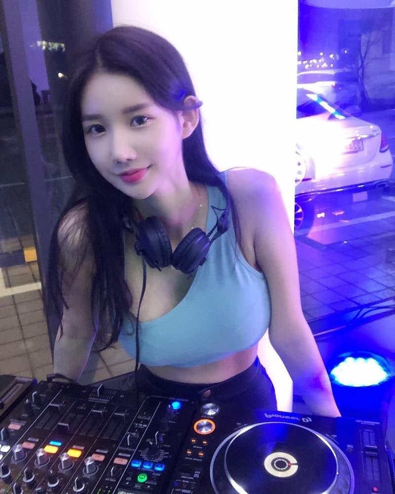 潤娥的臉、SODA 的身材！韓國潮流 DJ「MIU」火辣外型和超猛球鞋收藏，滿足所有直男的幻想！ JUKSY 街星