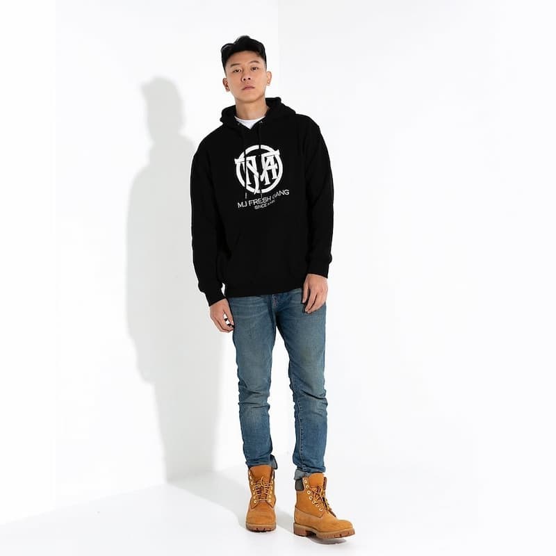 衣櫃必備「黑帽 T 穿搭」三大秘訣公開，輕鬆穿就能跟小賈、E.SO 一樣帥！ JUKSY 街星