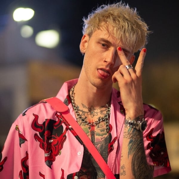 覺得噁心還是羨慕？MGK 用嘴巴喂女性喝酒影片爆紅，全程沒碰到嘴唇卻血脈賁張！ - JUKSY 街星