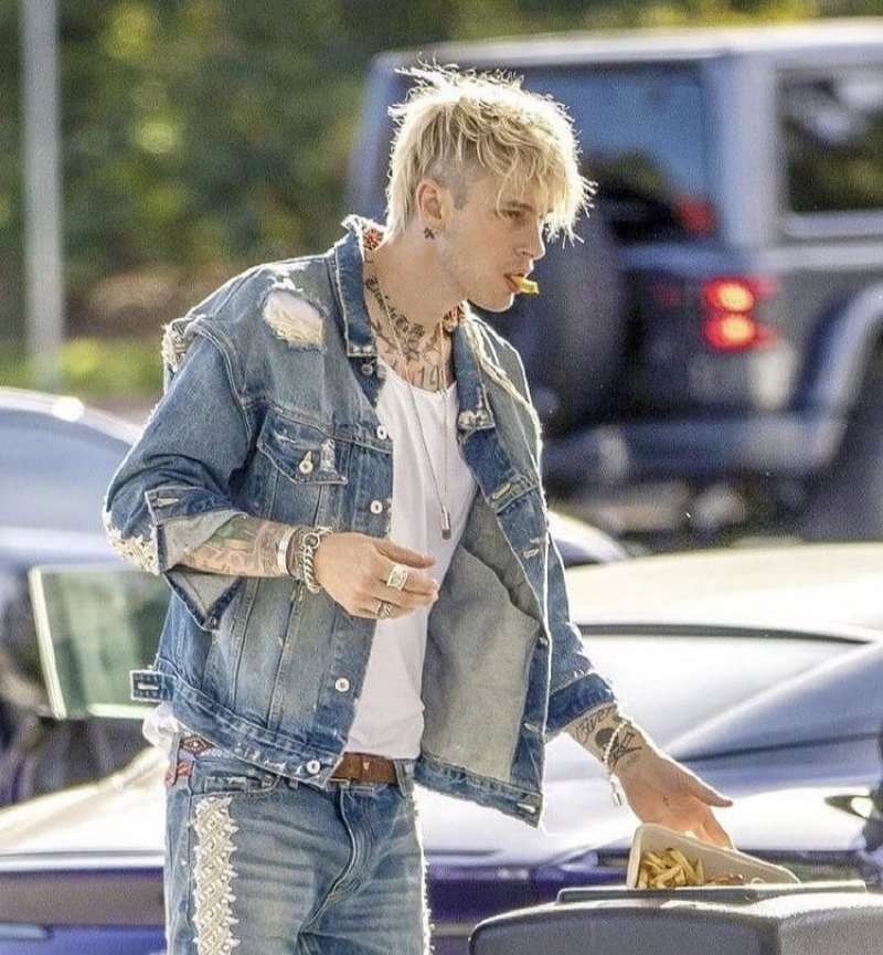 太 Man 了！刺青男神 MGK 最愛的 3 種髮型推薦，網友：中長髮正適合冬天啊～ - JUKSY 街星