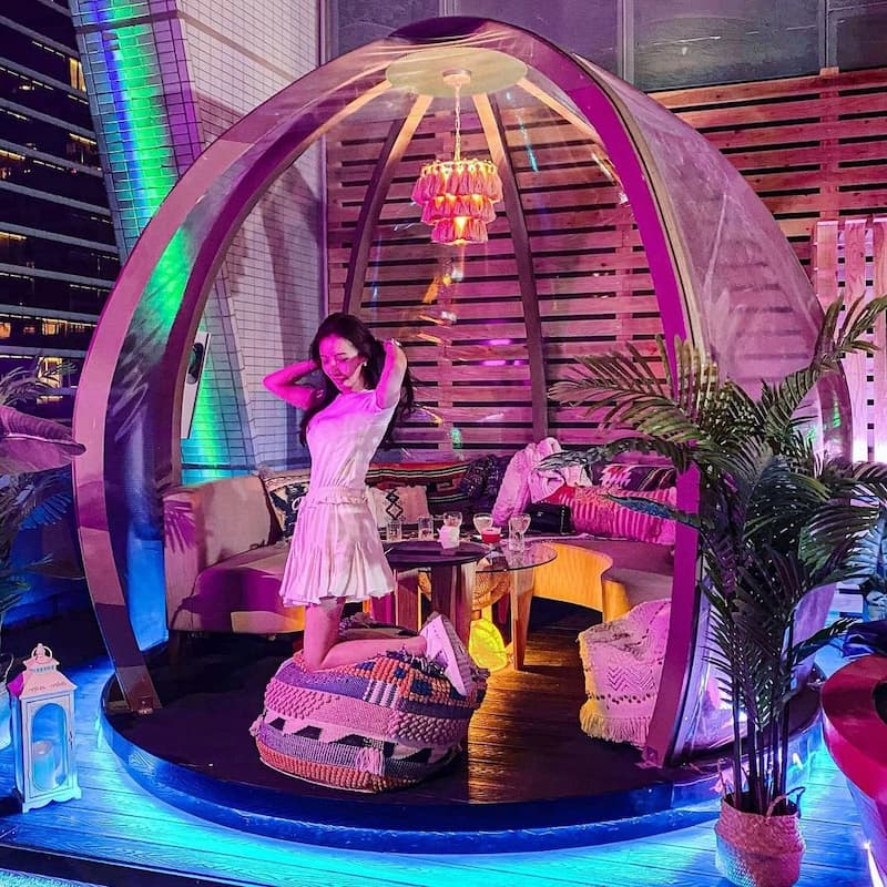 2023 台中酒吧推薦／台中 5 間浮誇系酒吧推薦，辣妹鋼管舞、滑水道泳池比金錢豹還嗨！ JUKSY 街星