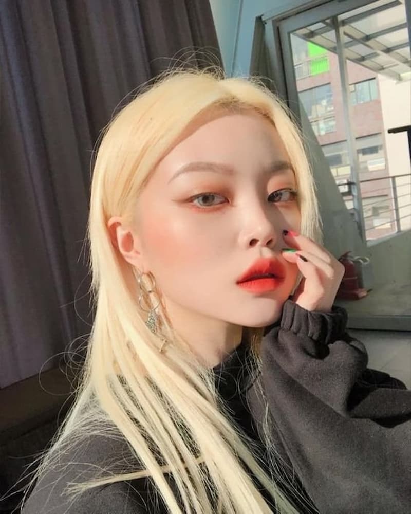 比甜美性感還要勾人！厭世潮模 yeana 憑 3 個「病態妝容」，單眼皮照樣桃花爆棚！ JUKSY 街星