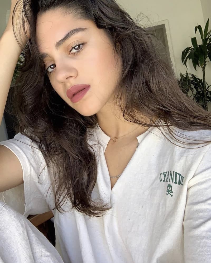 黑髮女超人更辣！DC《閃電俠》Sasha Calle 私下妝容大解析：這 3 招打造高門檻的神秘性感！ JUKSY 街星