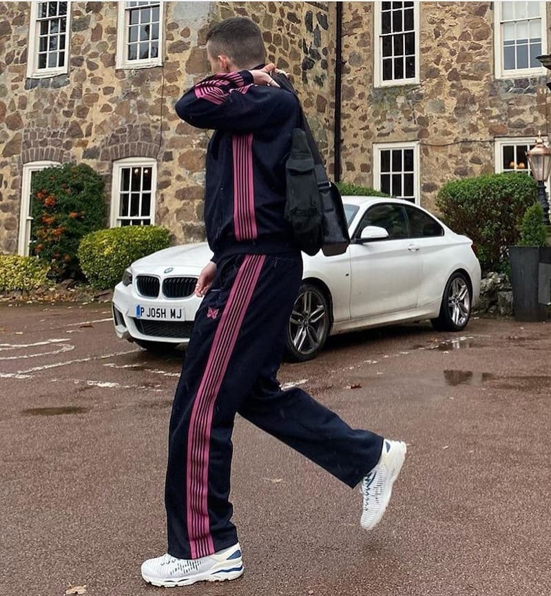 那件超帥的 NEEDLES「刺繡蝴蝶運動褲」你真的懂嗎？這三款「超熱銷」版型一篇讓你搞懂！ JUKSY 街星