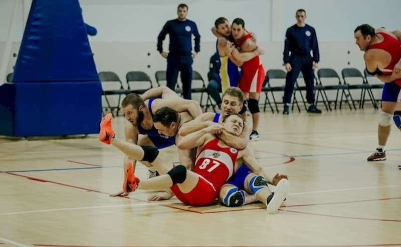 這你敢打嗎？戰鬥民族超狂運動「Regball」結合籃球及摔角，摔人、擒抱、架拐子通通合法 JUKSY 街星