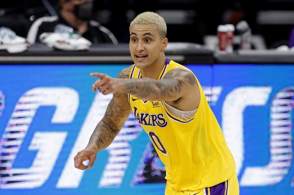 NBA／太犀利！Kyle Kuzma「眼神假動作」騙到對手妙傳成功：我在 23 號旁邊看了三年 - JUKSY 街星