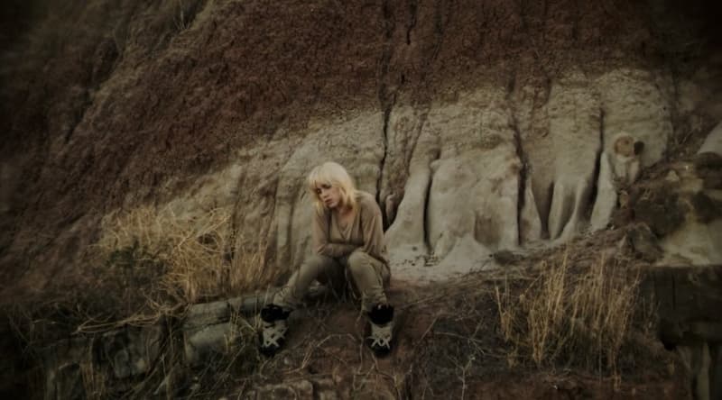 記得上次她嘴巴吐蜘蛛嗎？Billie Eilish 新歌〈Your Power〉MV，巨蟒纏身是實拍！ JUKSY 街星