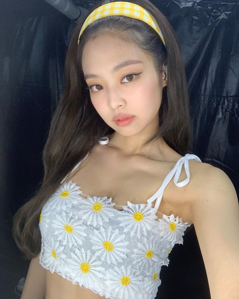 BLACKPINK Jennie 昔日舊照遭網酸：「副乳比胸大」！2 招改善技巧大公開！ JUKSY 街星