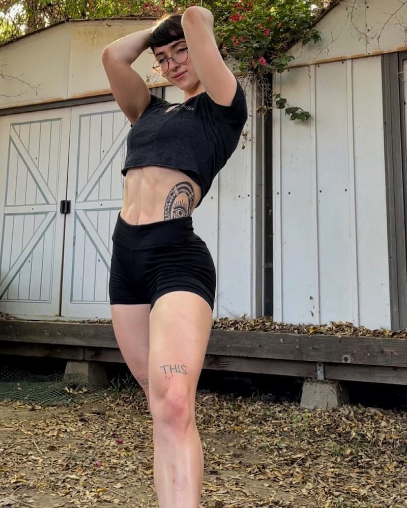 「JoJo 立」真人版！歐美肌肉女連身材都完美復刻，根本從動漫走出來！ JUKSY 街星