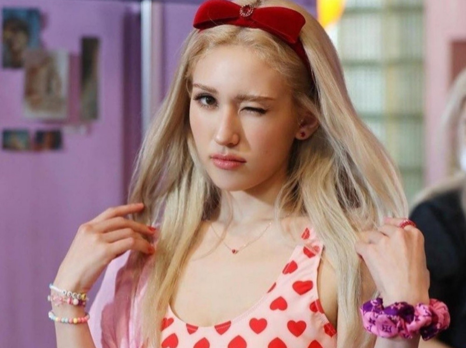 Somi 新歌〈DUMB DUMB〉MV 藏 4 大 2021 流行趨勢？串珠手環、制服迷你裙...一篇整理給你！ - JUKSY 街星