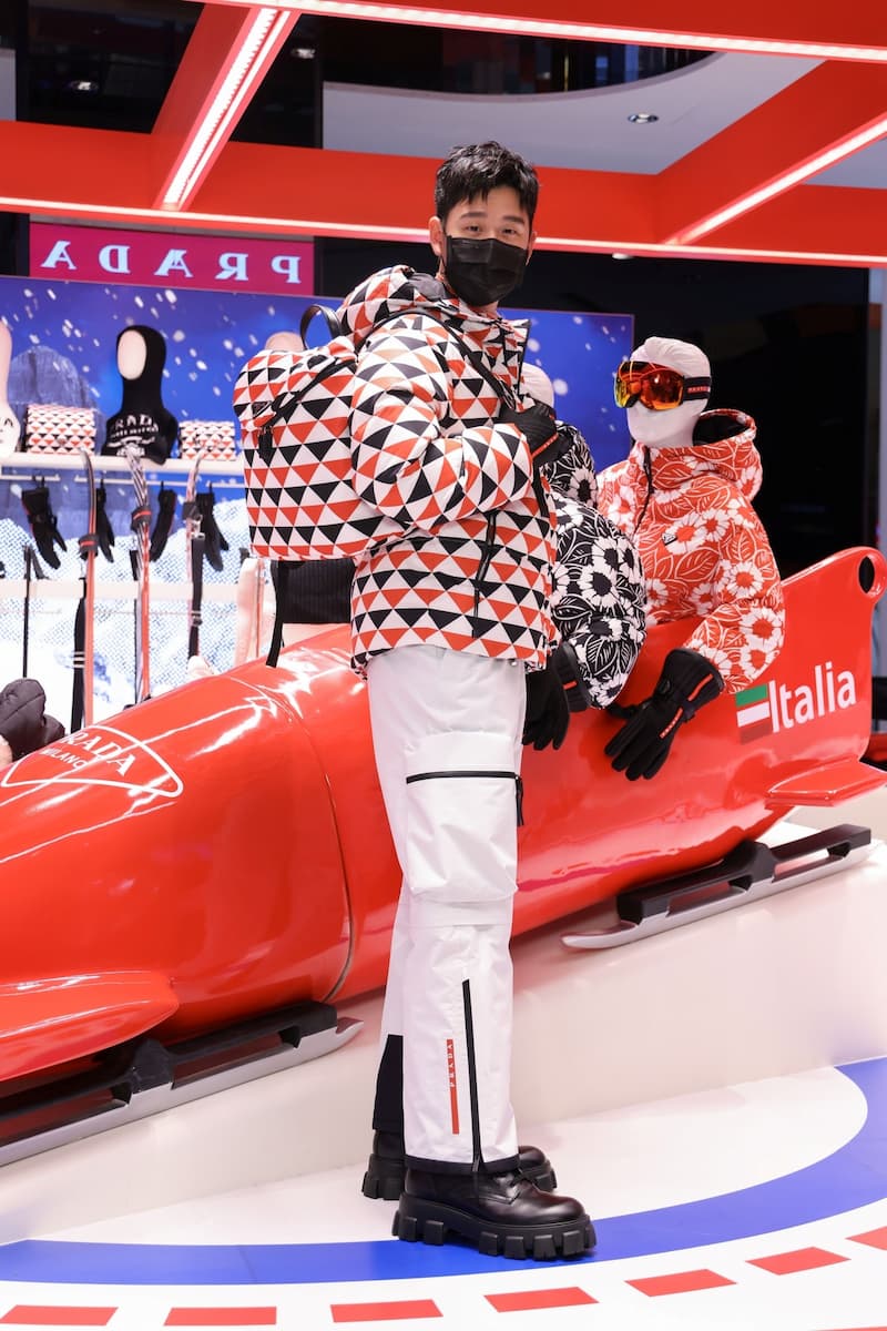 全新 “PRADA ON ICE” 期間限定店在新光三越A11，以 PRADA 標誌性風格的煥新演繹冬季運動世界 JUKSY 街星