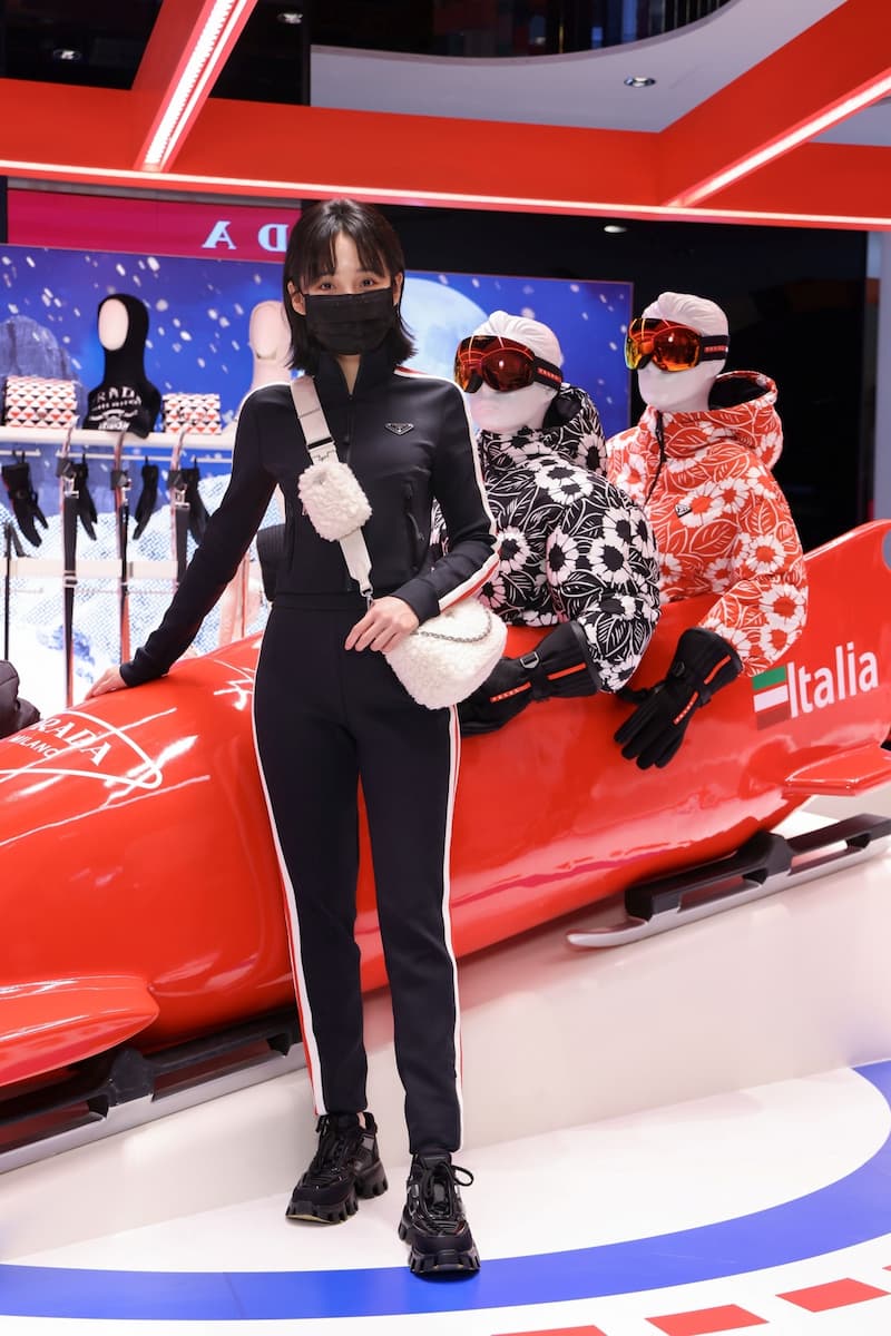 全新 “PRADA ON ICE” 期間限定店在新光三越A11，以 PRADA 標誌性風格的煥新演繹冬季運動世界 JUKSY 街星