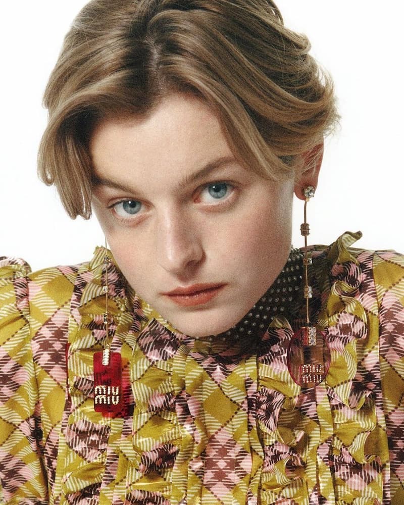 《王冠》艾瑪科林 Emma Corrin 穿氣球胸圍走紅毯，前衛造型再次引網熱議！ | JUKSY 街星