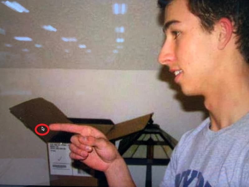 PTT 網友分享超無用網站「Pointer Pointer」，隨機產生照片指出你的游標位置！ | JUKSY 街星