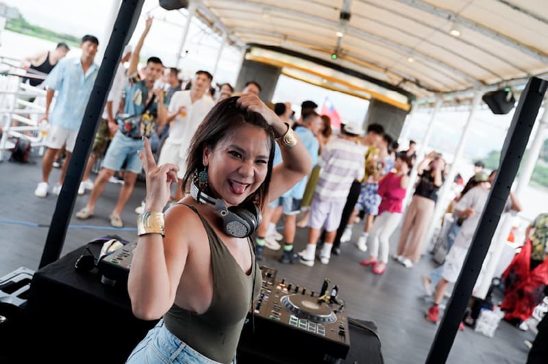 今夏最嗨郵輪Party！世界百大女DJ Cookie打造全新品牌，火辣KOL、音樂啤酒連炸4小時！ JUKSY 街星