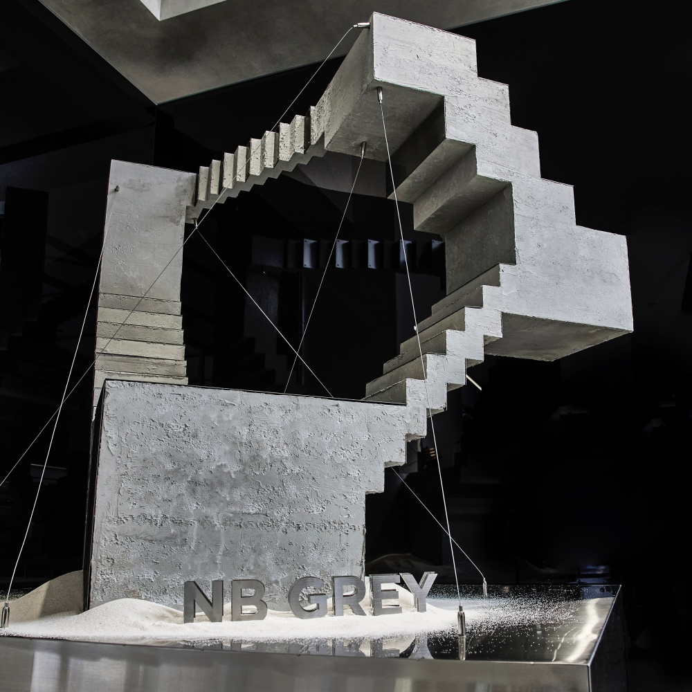 《全台唯一・潮流私所》： 跨界藝術家策展、NB GREY 形象總店開幕！ 乘載職人精神與內斂質感，用經典灰潮注入時尚品味！ JUKSY 街星