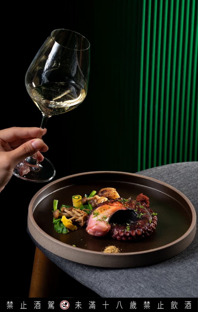 隱身都市中的一抹綠意盎然，Fuzzy April 四月餐酒館登場！ JUKSY 街星