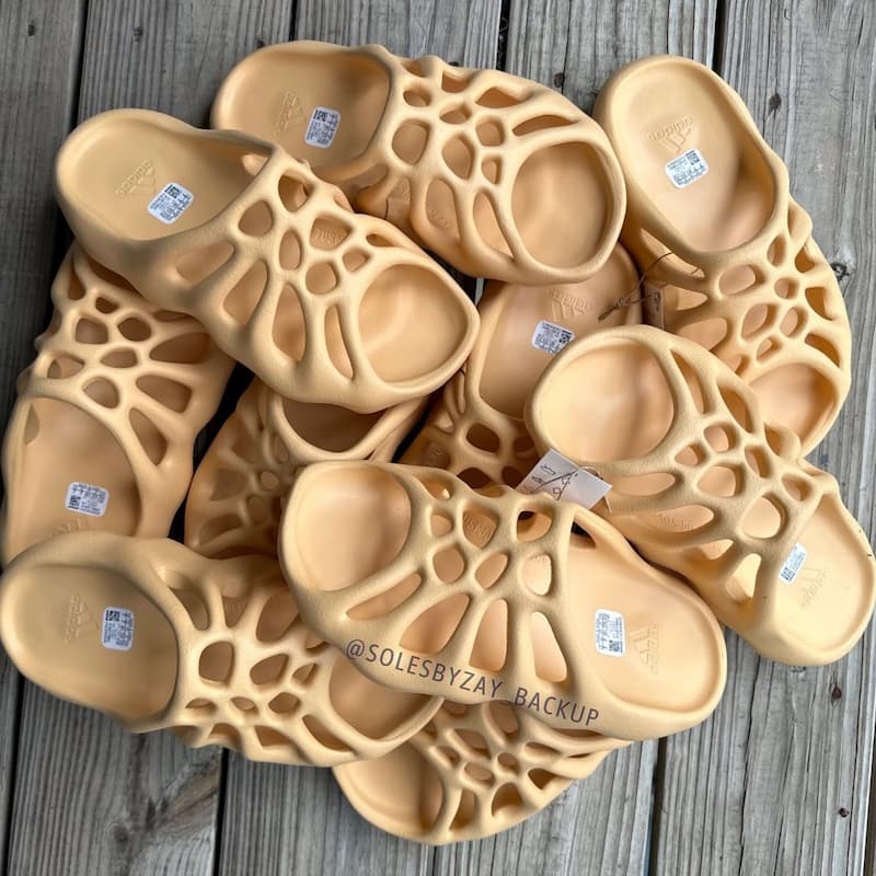 adidas YEEZY 450 Slide 全新配色實鞋曝光，不過可能要讓鞋迷失望了！ JUKSY 街星