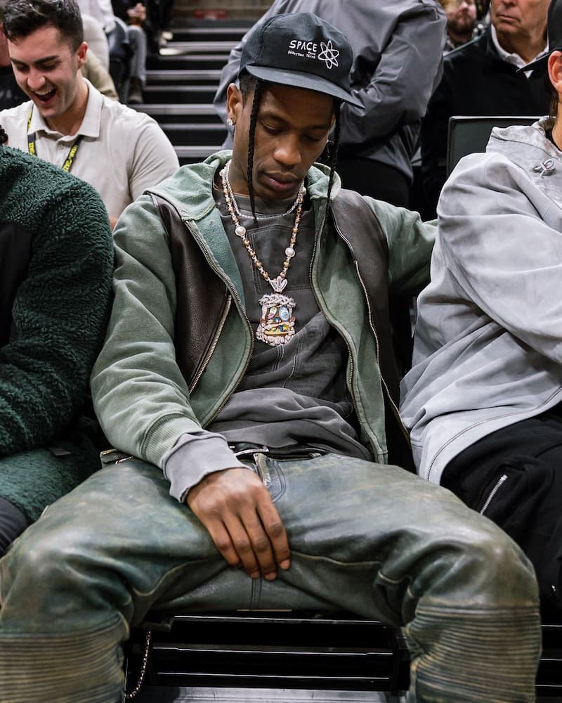 Travis Scott 腳踩「倒勾」最新配色現身 NBA 球賽，三分球空心入網大秀球技！ JUKSY 街星