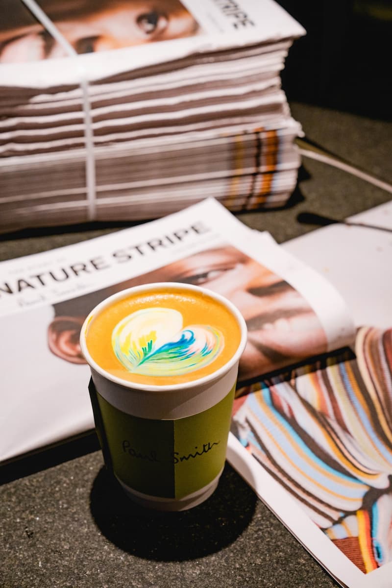 穿越大疫時代的溫柔力量！Paul Smith攜手台北VERSE baR開設彩條咖啡跨界合作 JUKSY 街星