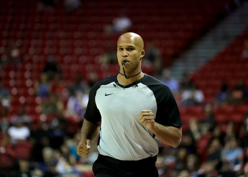 NBA 名人明星賽 Richard Jefferson「身兼三職」從球評變裁判變球員，賽末累到躺板凳！ JUKSY 街星