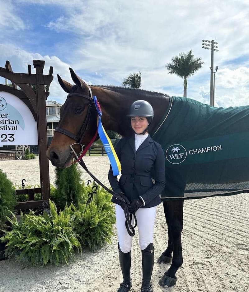 馬術界正妹 Juliette Propp 穿低胸看球賽成焦點，私下竟是 TikTok 爆乳萬人追蹤網紅！ JUKSY 街星