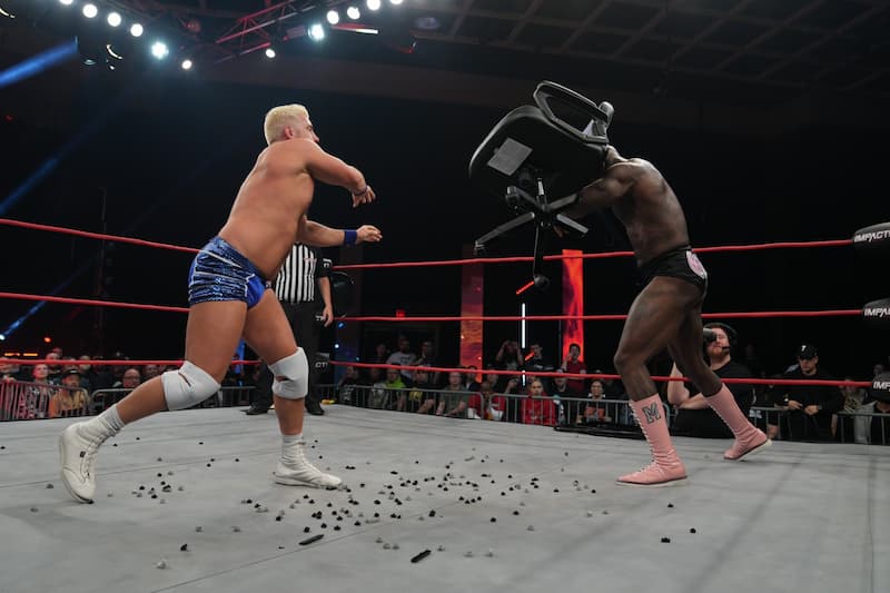 摔角選手 Joe Hendry 使出「VR 設備」＆「懷舊遊戲主機」攻擊，對方在台上忘情跳舞！ JUKSY 街星