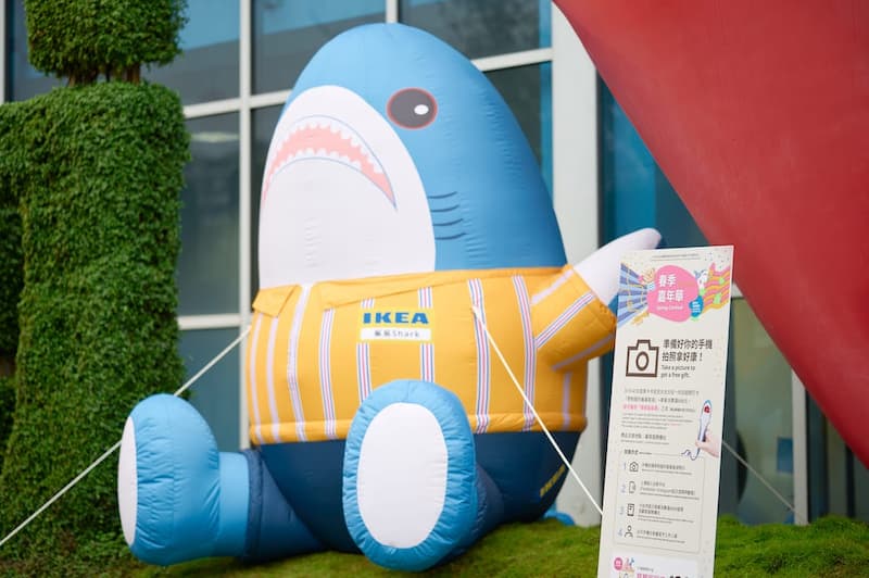 IKEA 鯊鯊店長進駐大台北門市，再推「草莓鯊鯊霜淇淋」、集點送「鯊鯊醬料碟」！ JUKSY 街星