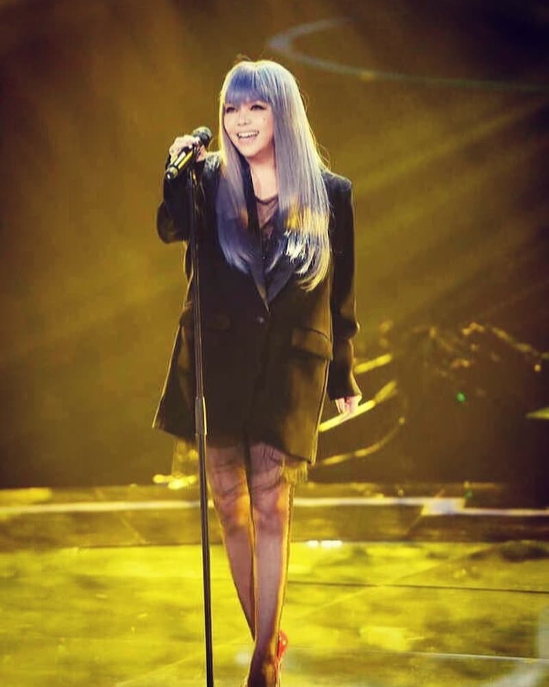 張惠妹 30 年歌壇蛻變之路！回顧 10 大經典事件：張雨生恩師之情、10 kg 瘦身菜單曝光！ JUKSY 街星