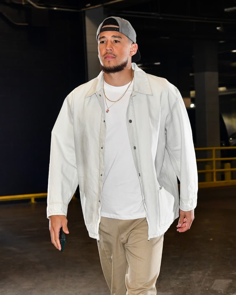 【NBA 球星穿搭】鳳凰城太陽 Devin Booker 私服穿搭解析，根本是「Clean Fit 教科書」！ JUKSY 街星