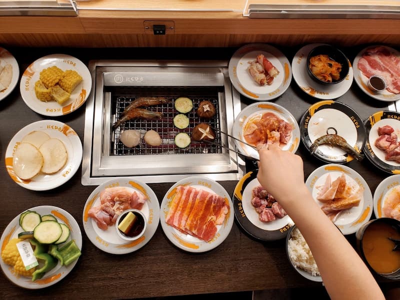 2023 5 家「迴轉燒肉」推薦：迴饗吃到飽、肉執事⋯一盤只要 39 元，一個人就能開吃！ JUKSY 街星