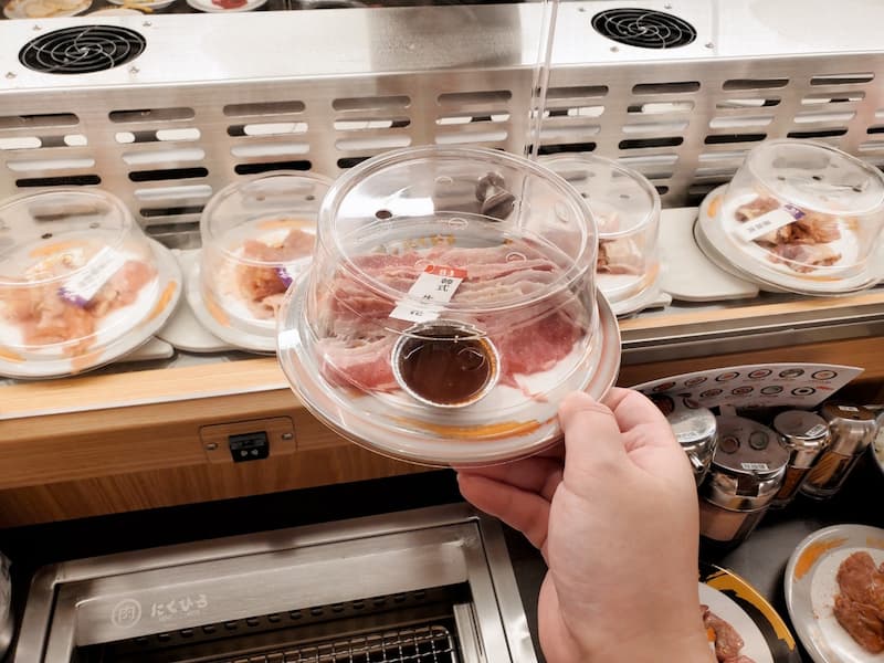 2023 5 家「迴轉燒肉」推薦：迴饗吃到飽、肉執事⋯一盤只要 39 元，一個人就能開吃！ JUKSY 街星