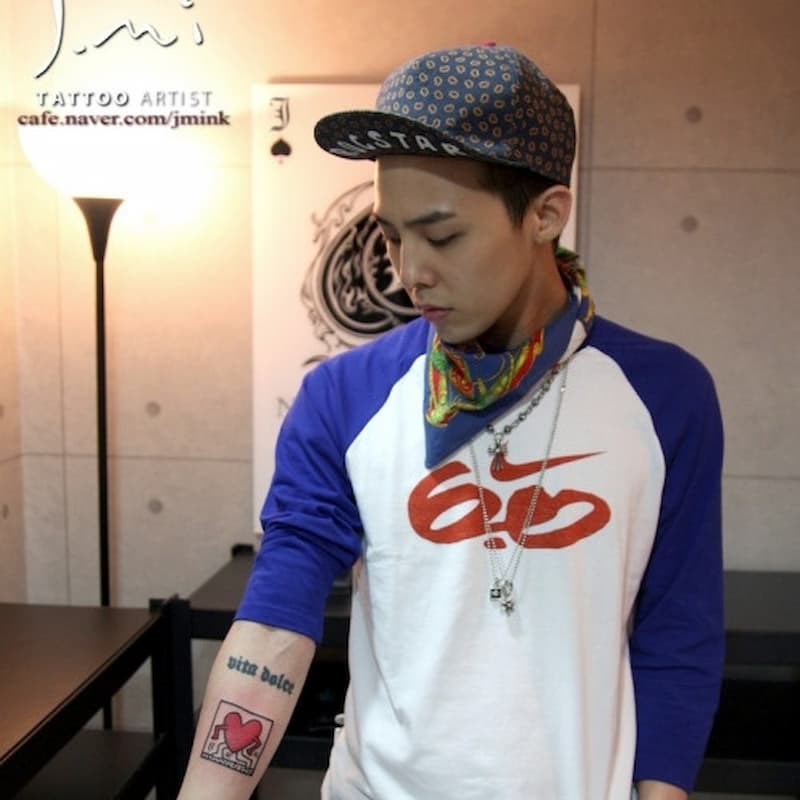 GD 刺青秘密大解析：脖子裸男是經紀人、大腿字樣是憂鬱症救命良藥⋯這 15 個你都看過嗎？ JUKSY 街星